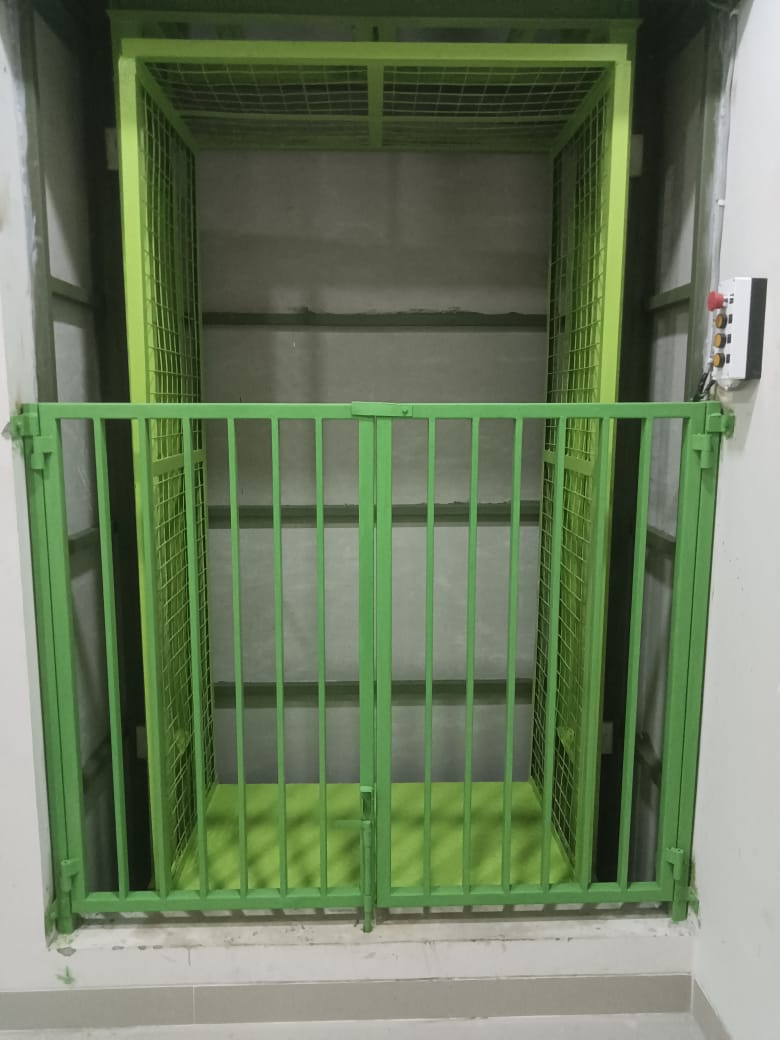 Lift barang untuk proyek kontruksi